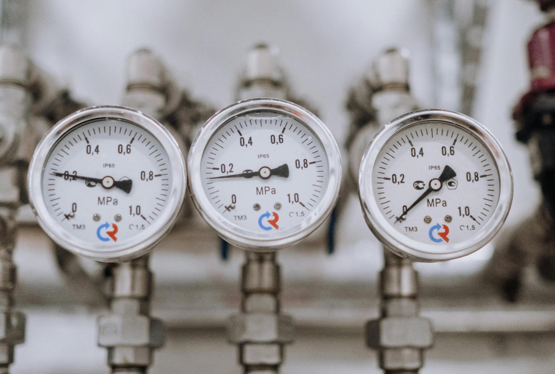 Importance of Pressure Gauge Calibration in Construction | GNW